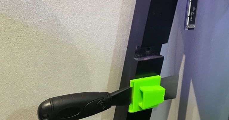 Scraper & Snipper wall mount by ChiefFluffy | Download free STL model ...