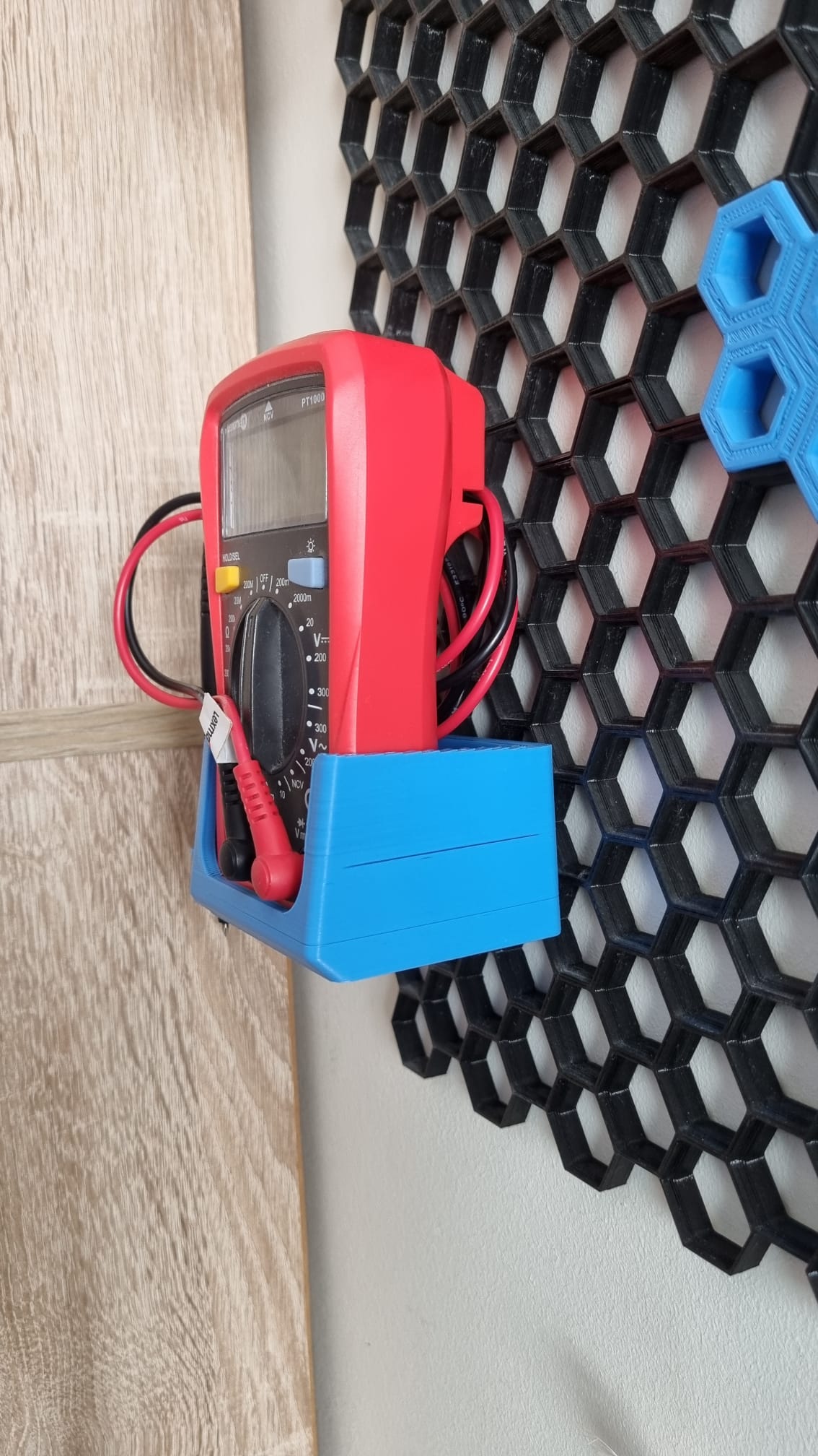 Multimeter holder for Honeycomb storage wall by Ian Noriega Nuñez ...