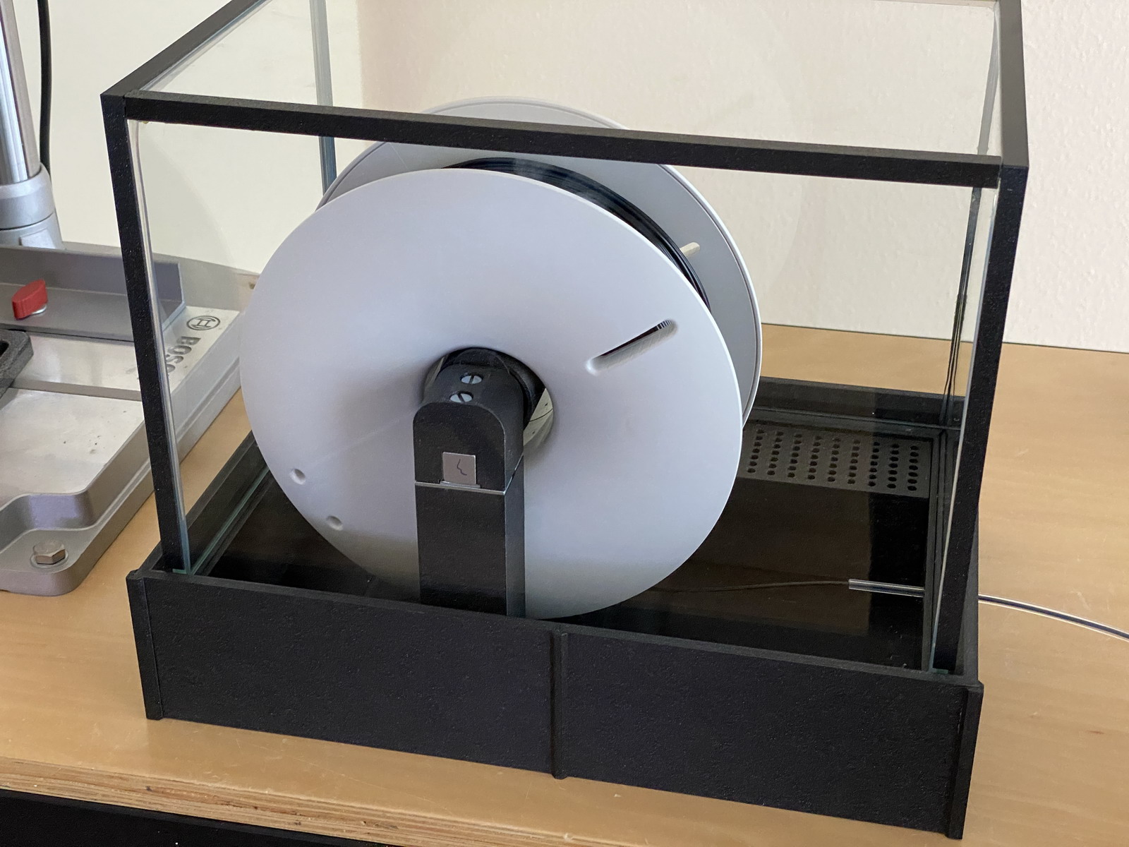 Filament dry box v2 with scale by Satellietje | Download free STL model ...