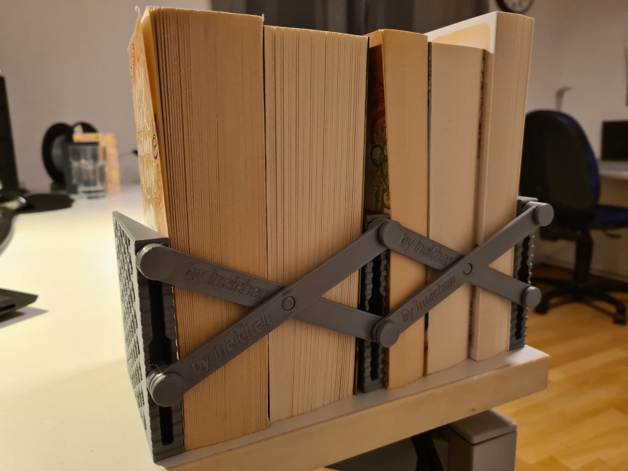 THE BOOK HOLDER by ineichen | Download free STL model | Printables.com
