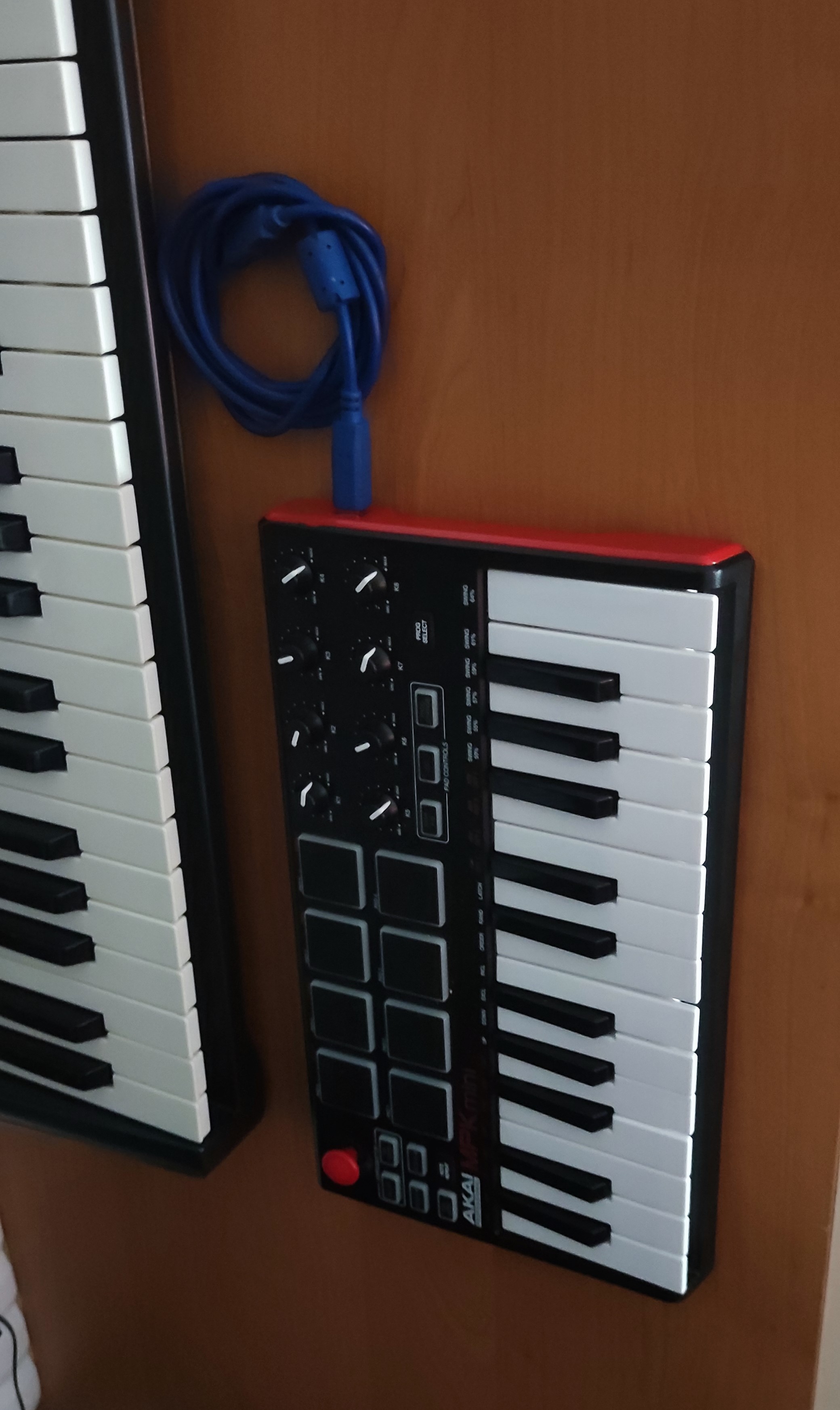 Wall mount for Akai MPK Mini mkII by Deli Pistačná | Download free STL ...