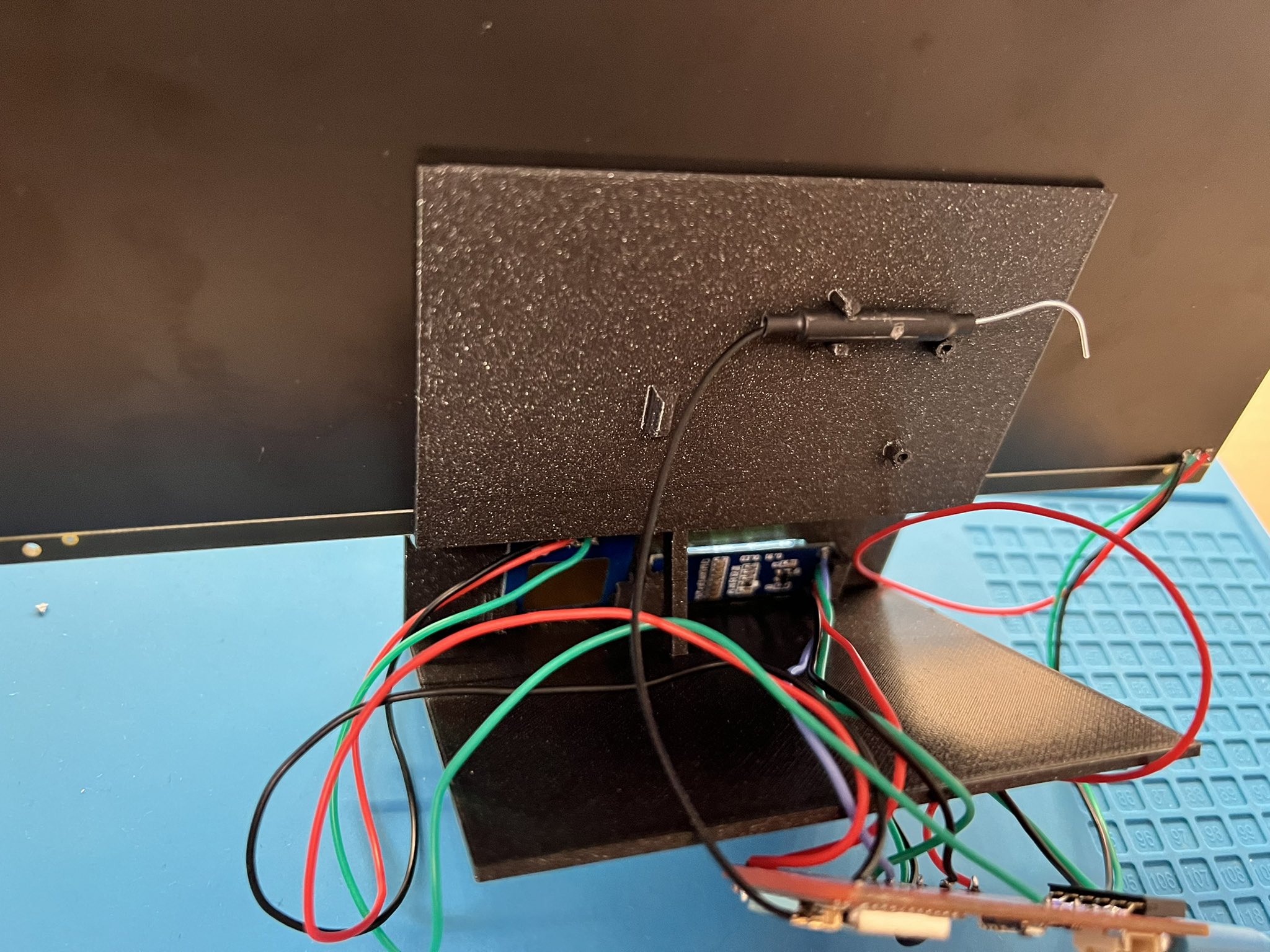 Stojan na Mapu Tvojí Mámy by MultiTricker | Download free STL model | Printables.com