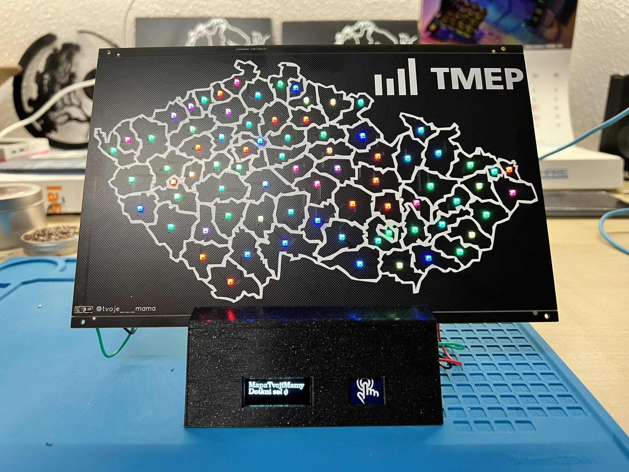 Stojan na Mapu Tvojí Mámy by MultiTricker | Download free STL model | Printables.com