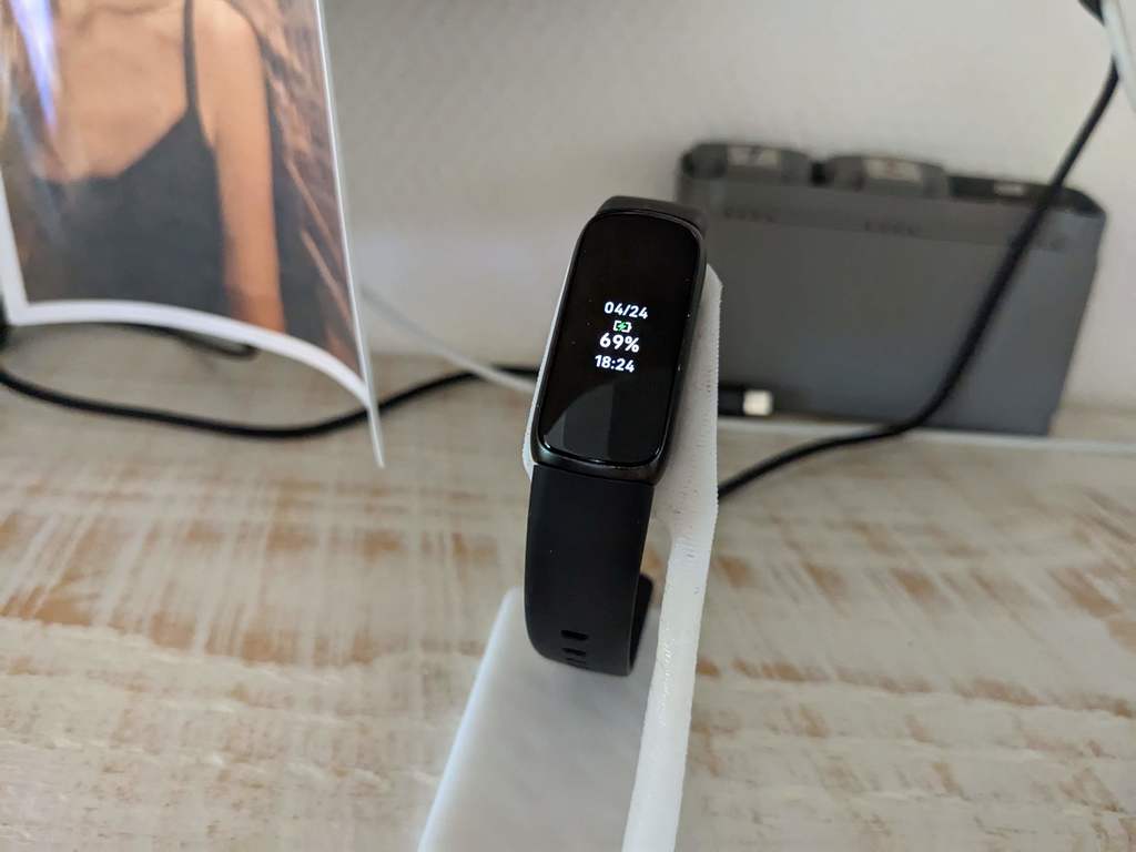Fitbit Luxe charging Standd by john doe | Download free STL model ...