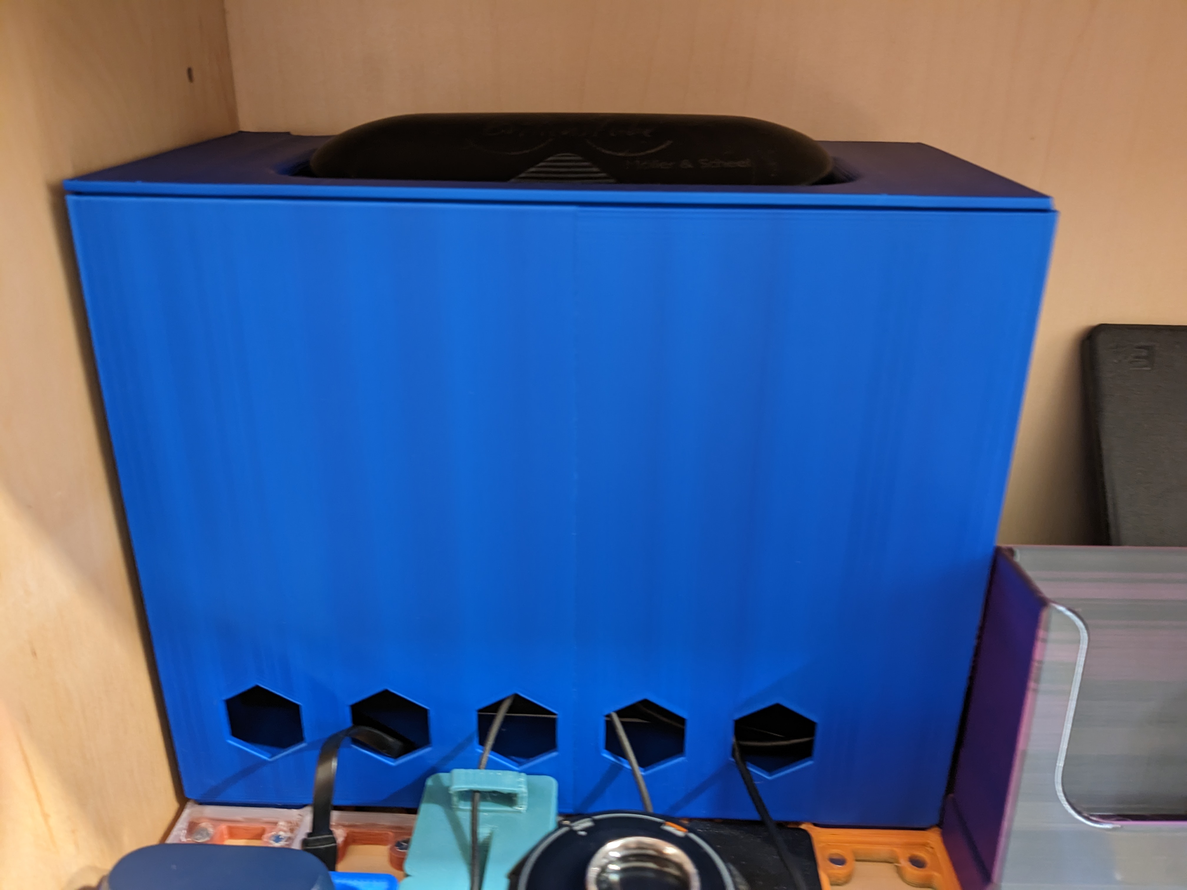 Hybrid Gridfinity Box for USB-Charger and cable management by Thargor ...