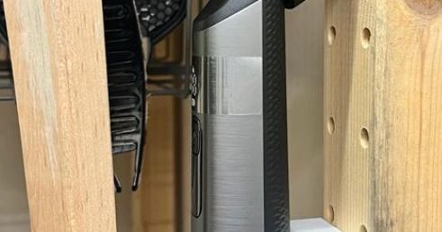 OneBlade Pro (with comb attachement) wall mount with hole for charging ...