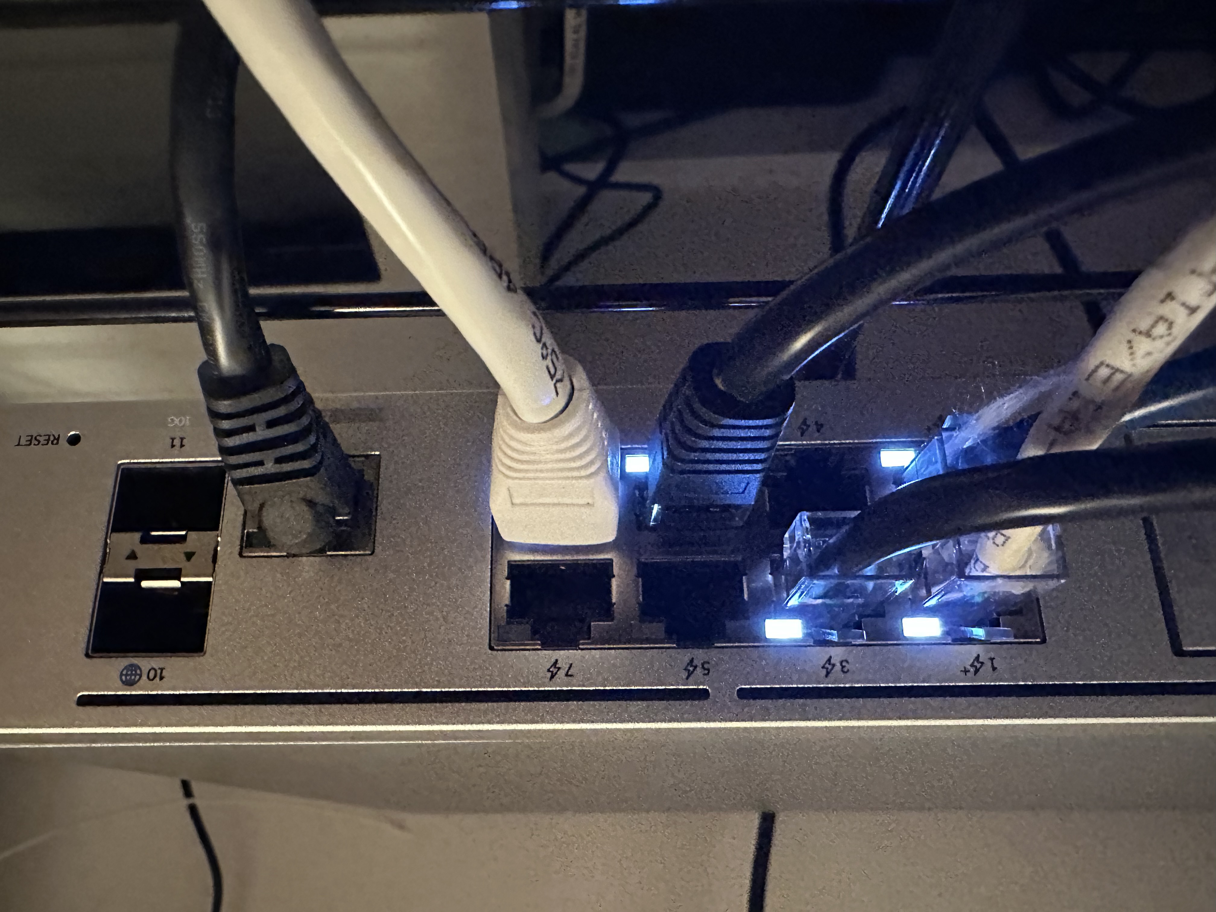Ubiquiti Dream Machine SE Ethernet Port Shields by Glen Robertson ...