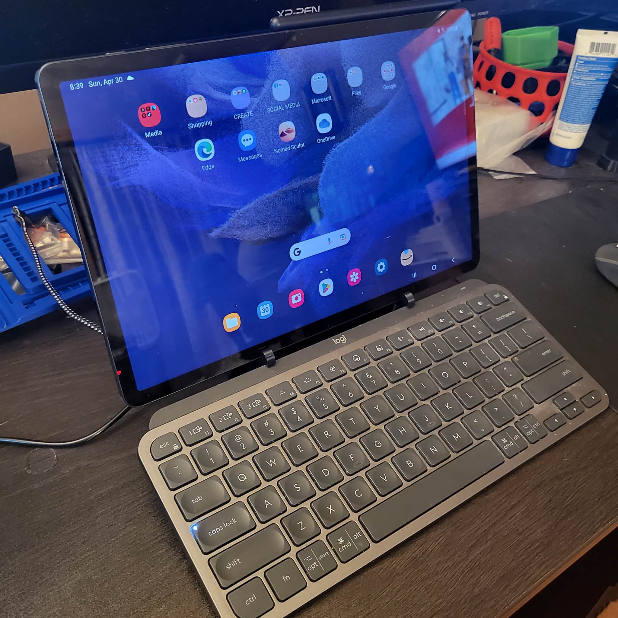 Tablet tray for Logitech M585 keyboard by Jipcutter | Download free STL ...