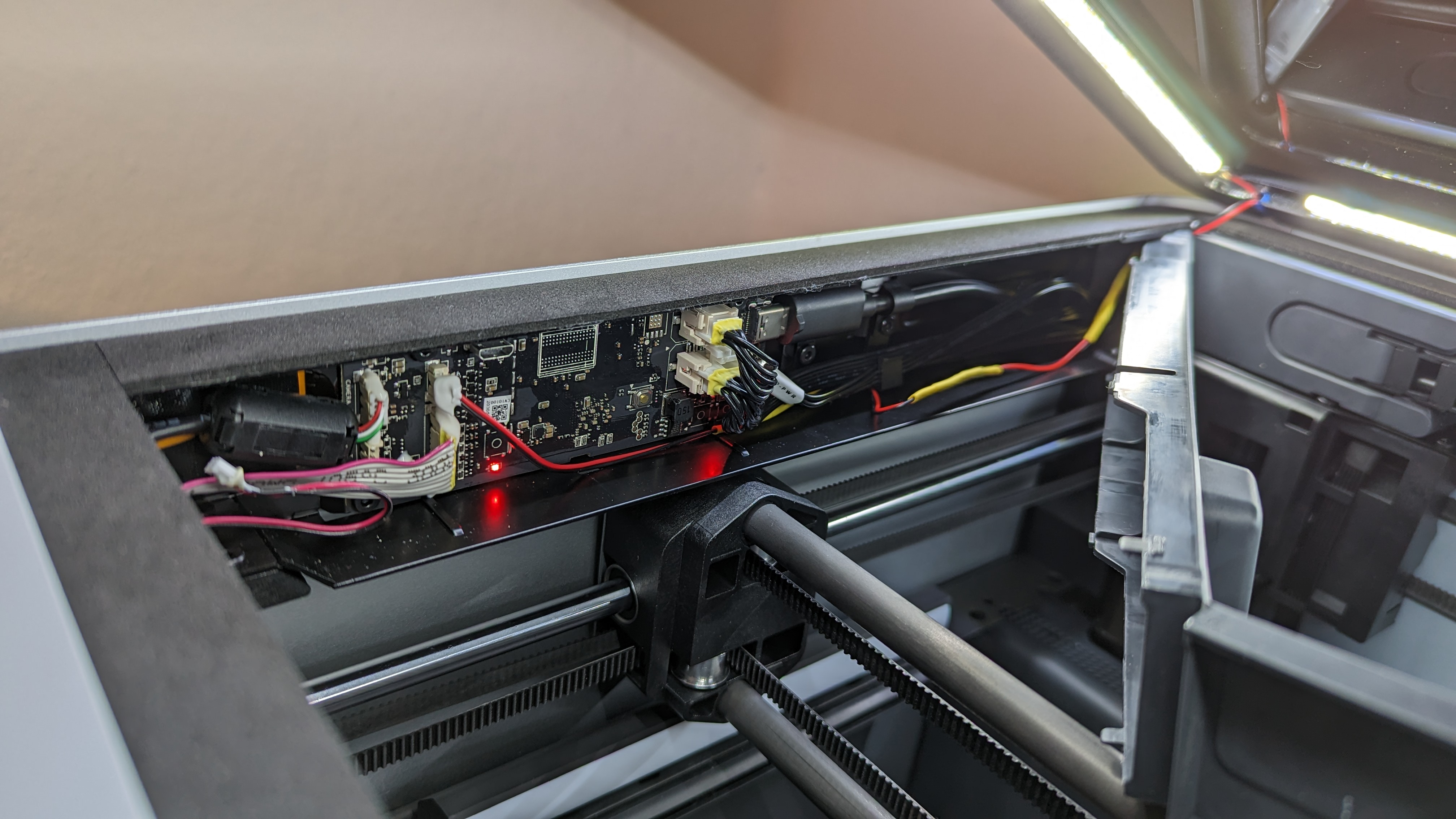 LED controller of the auxiliary light in BambuLab X1C or in Studio/App ...