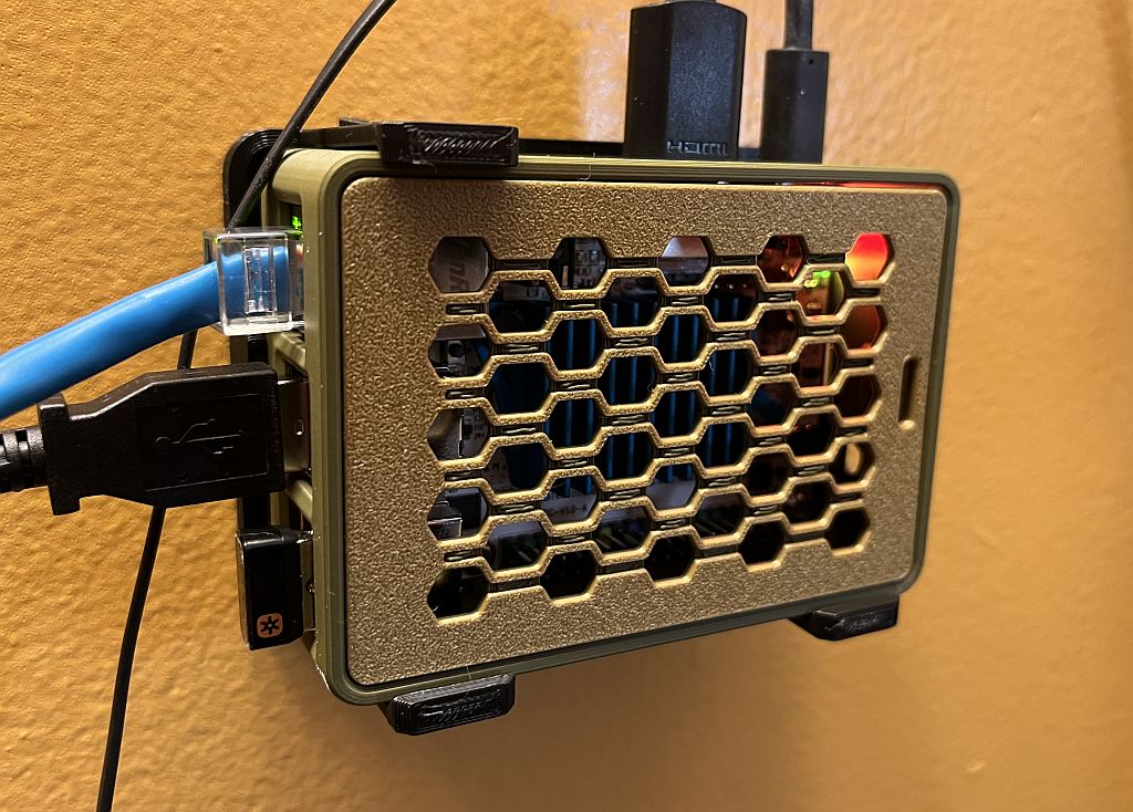 Wall mount for Raspberry Pi 3/4 B+ and Le Potato Case par DoctorStrobe ...