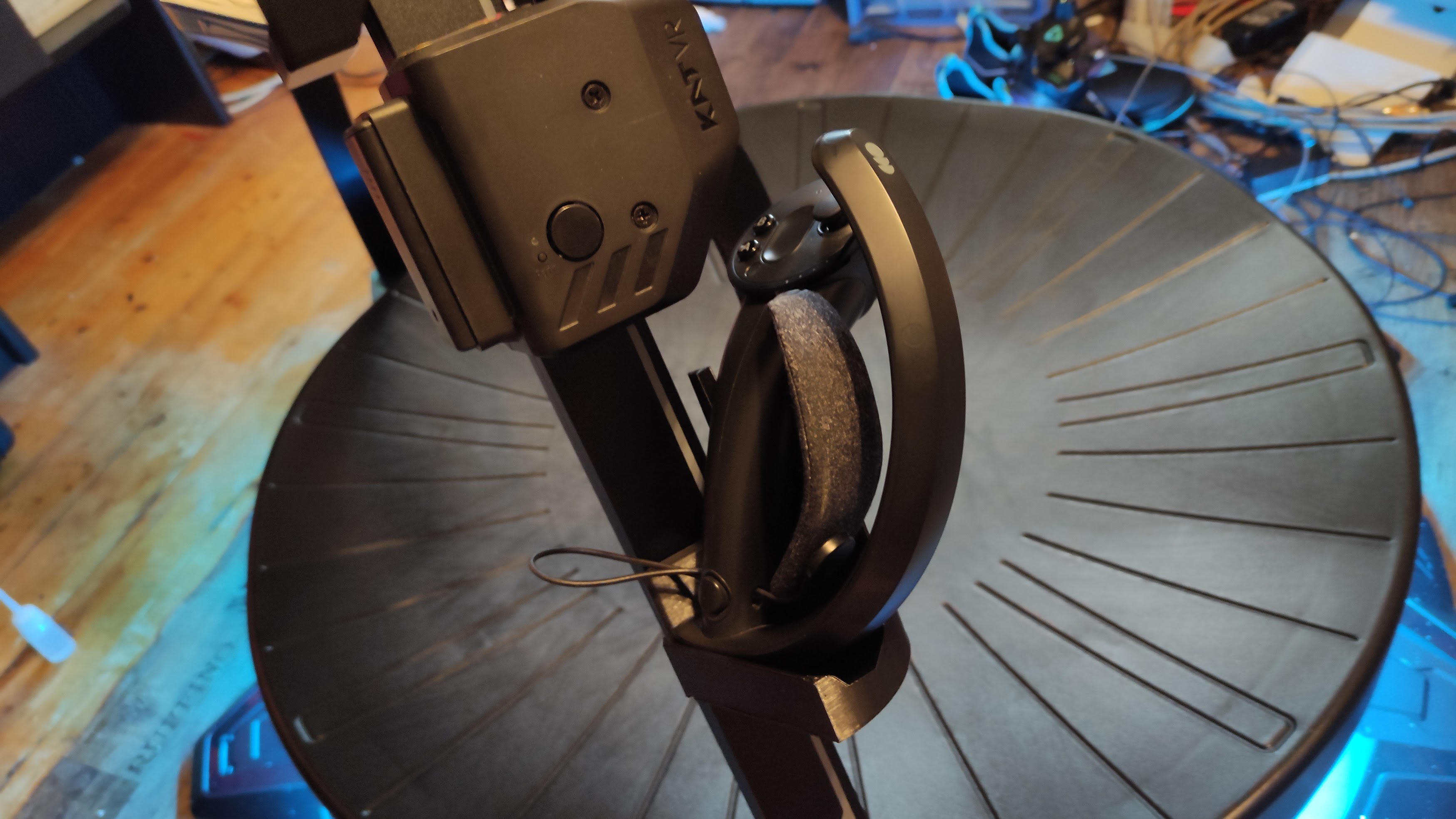 Kat Walk C2/C2+ Vive knuckles controller mounts by LWC | Download free ...