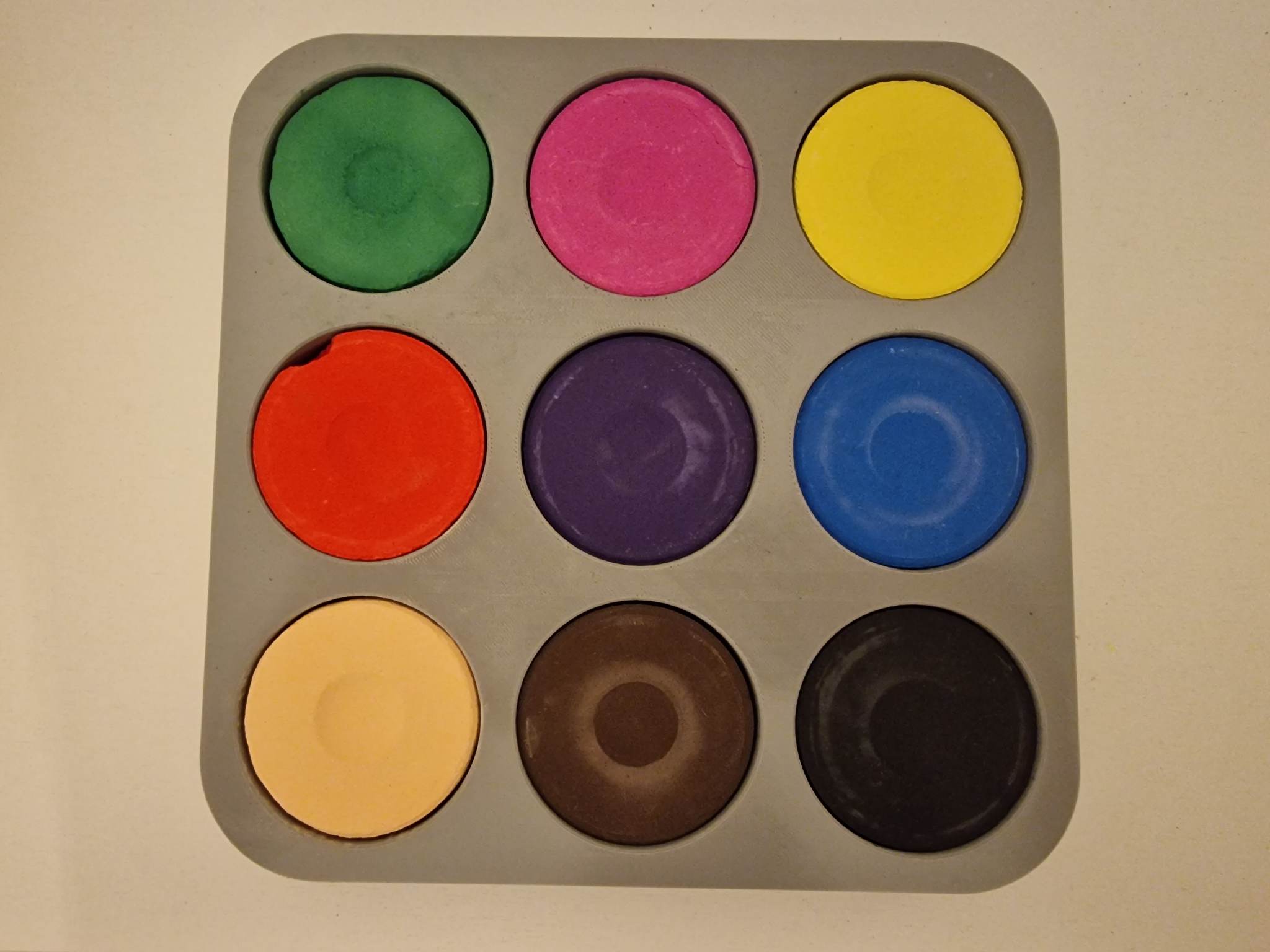 Watercolor palette 55mm pucks. by Jiwet | Download free STL model ...