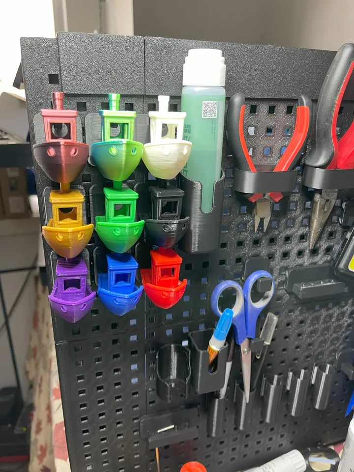 Benchy Bambu Lab P1P with Pegboard Stand by Julio | Download free STL ...
