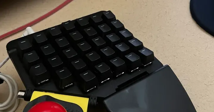 Ploopy Nano mount for ZSA Moonlander keyboard by nov1n | Download free ...