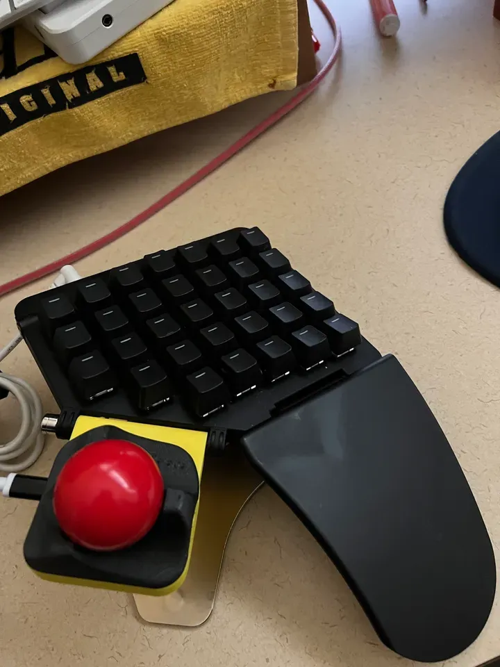 Ploopy Nano mount for ZSA Moonlander keyboard by nov1n | Download free ...