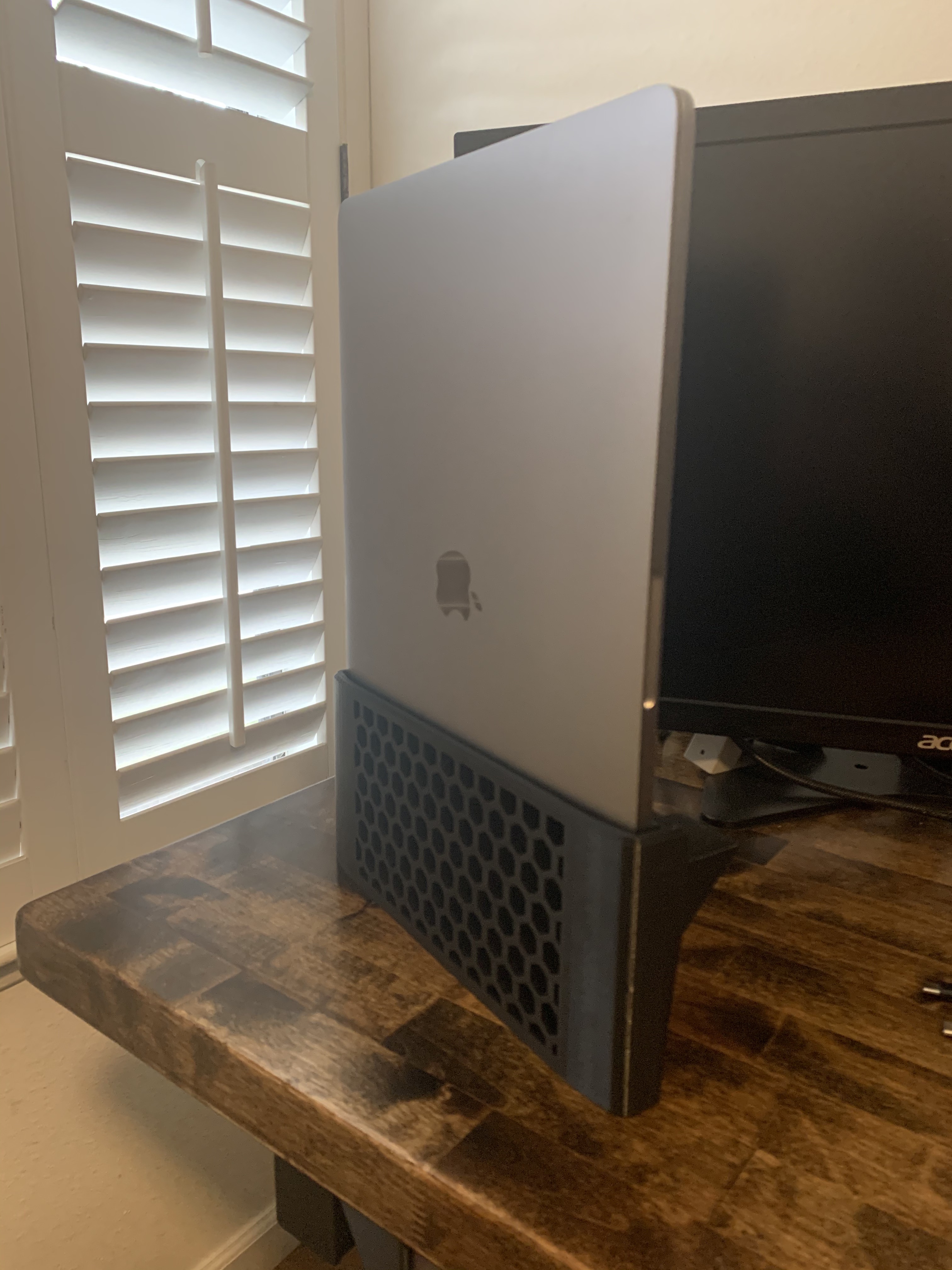 Macbook Pro 15" Mounted Vertical Desk Holder by OriginStarSeeker ...