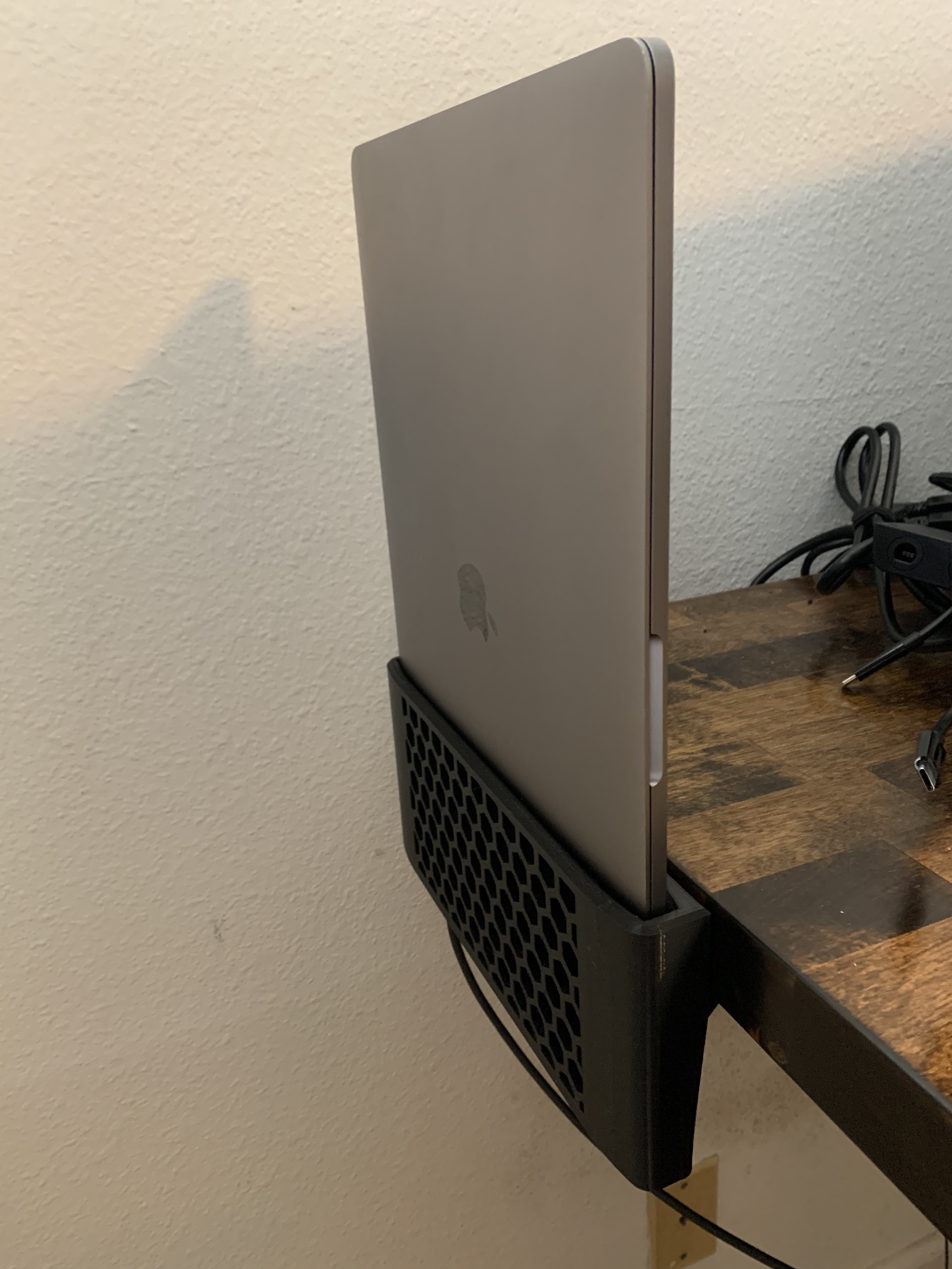 Macbook Pro 15" Mounted Vertical Desk Holder by OriginStarSeeker ...