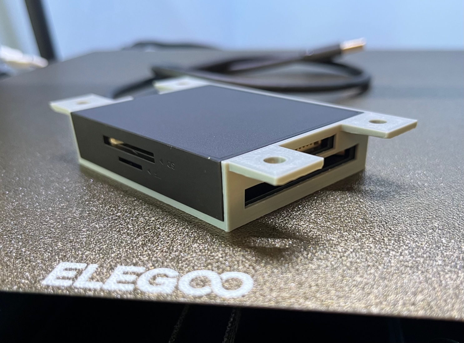 UGREEN SD Card Reader Tischhalterung by Eichendealer | Download free ...