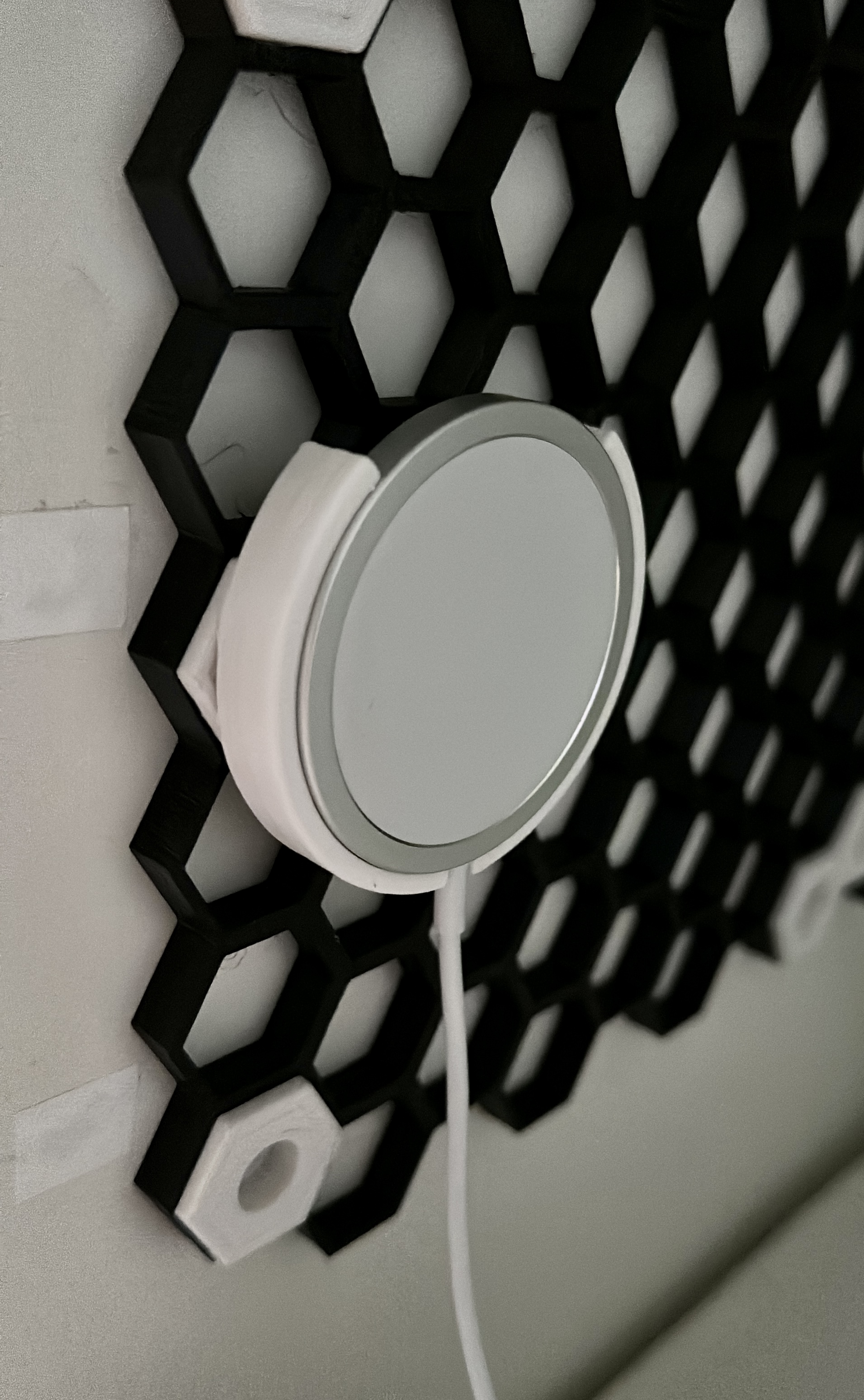 MagSafe Charger Honeycomb Mount by BeppeTemp | Download free STL model ...