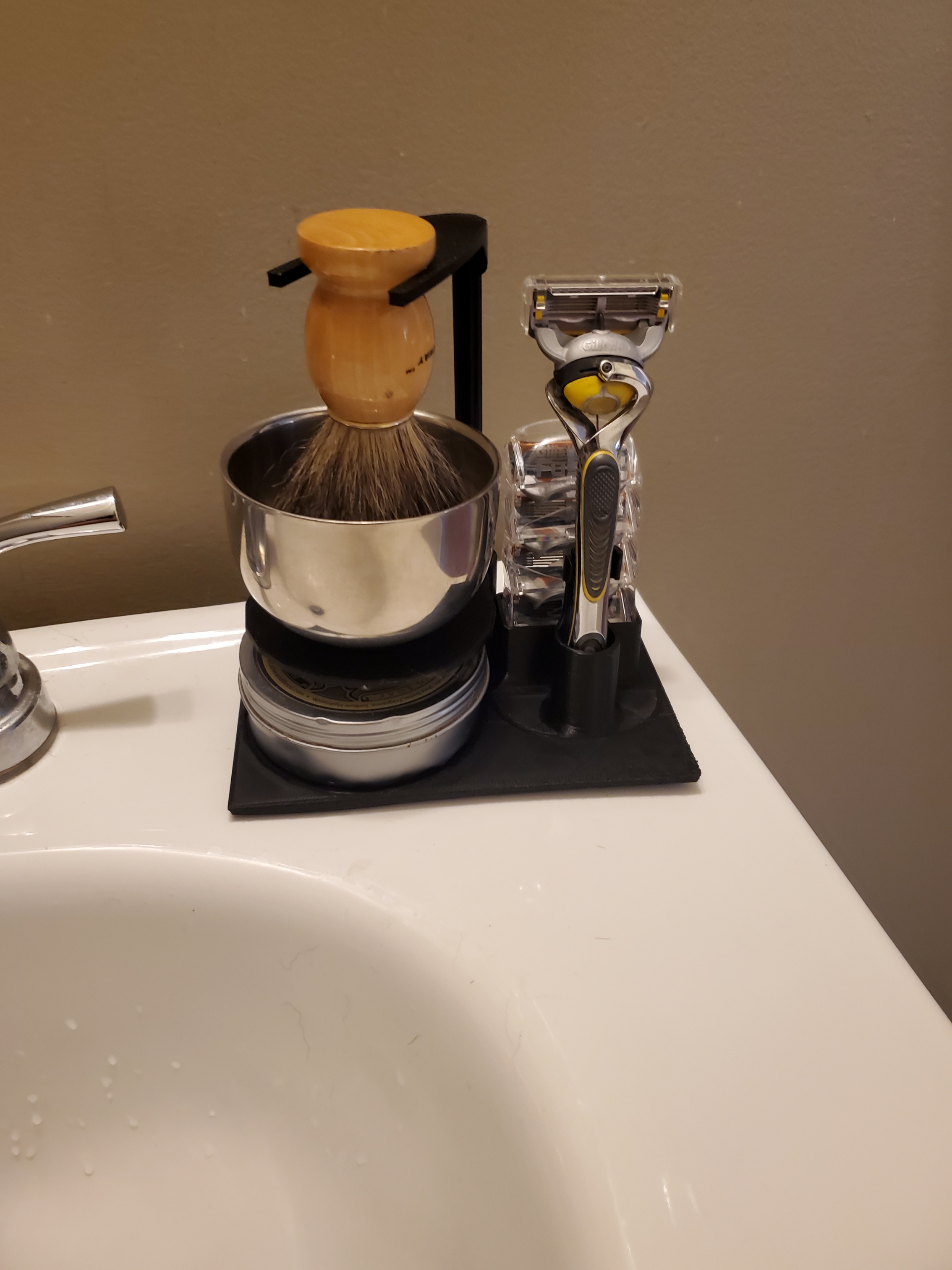 Shaving brush and Razor Stand by Prophet33B | Download free STL model ...