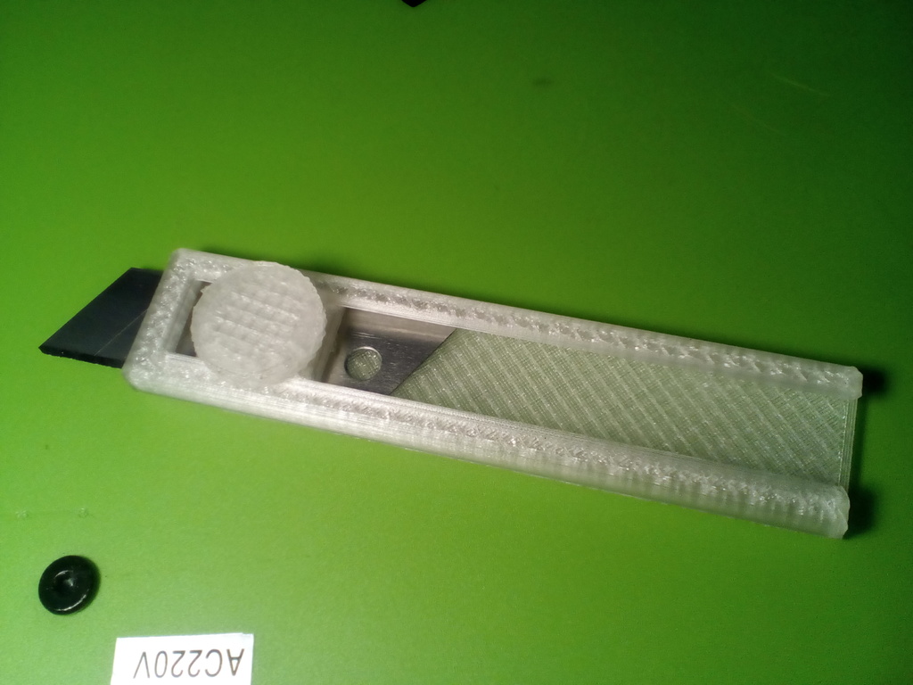 Box cutter blade holder (Fully printable) by Citrionyx | Download free ...