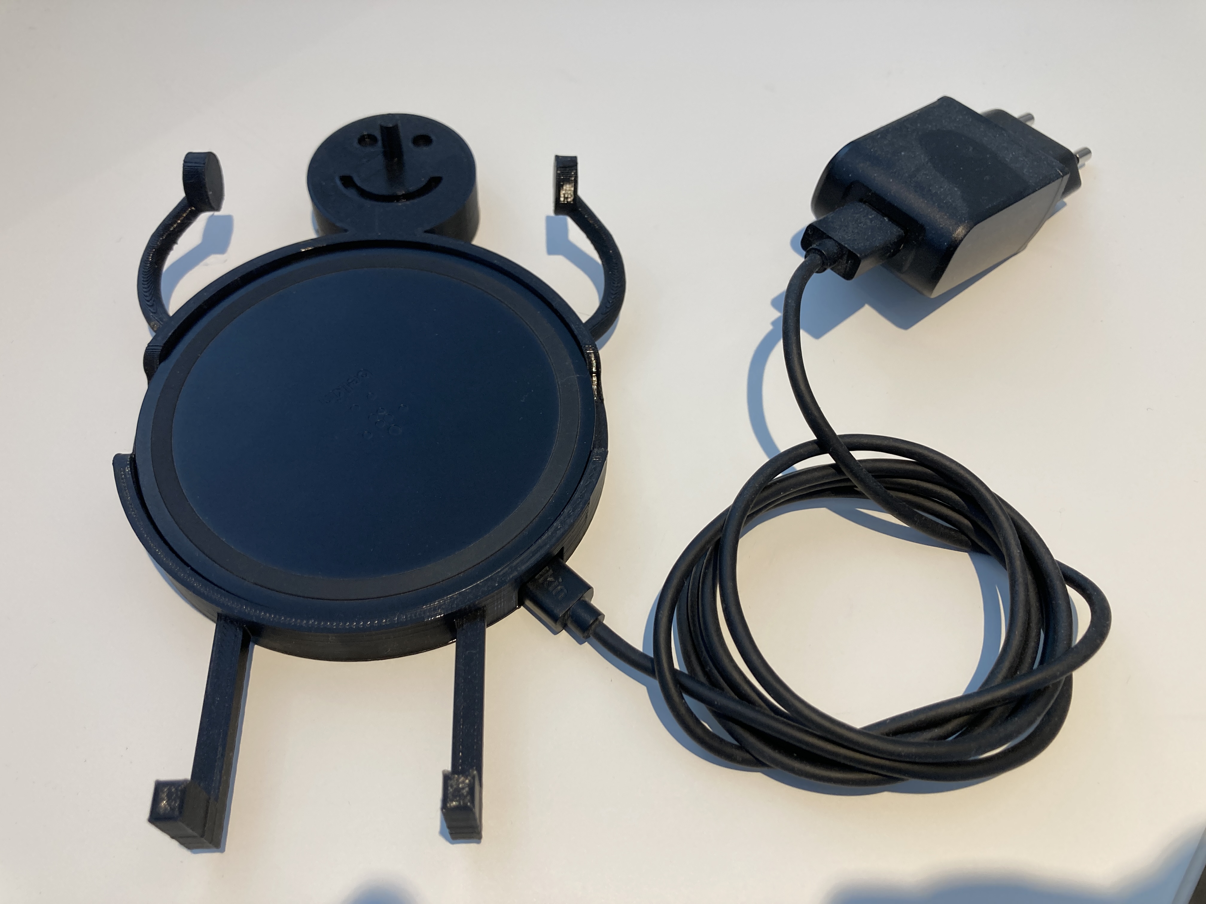 Happy charger by CheruTijntje | Download free STL model | Printables.com