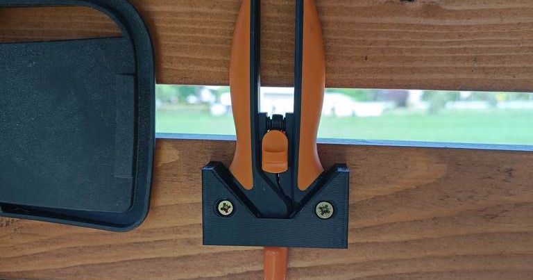 Fiskars scissors Solid Micro-Tip wall bracket by n00by | Download free ...