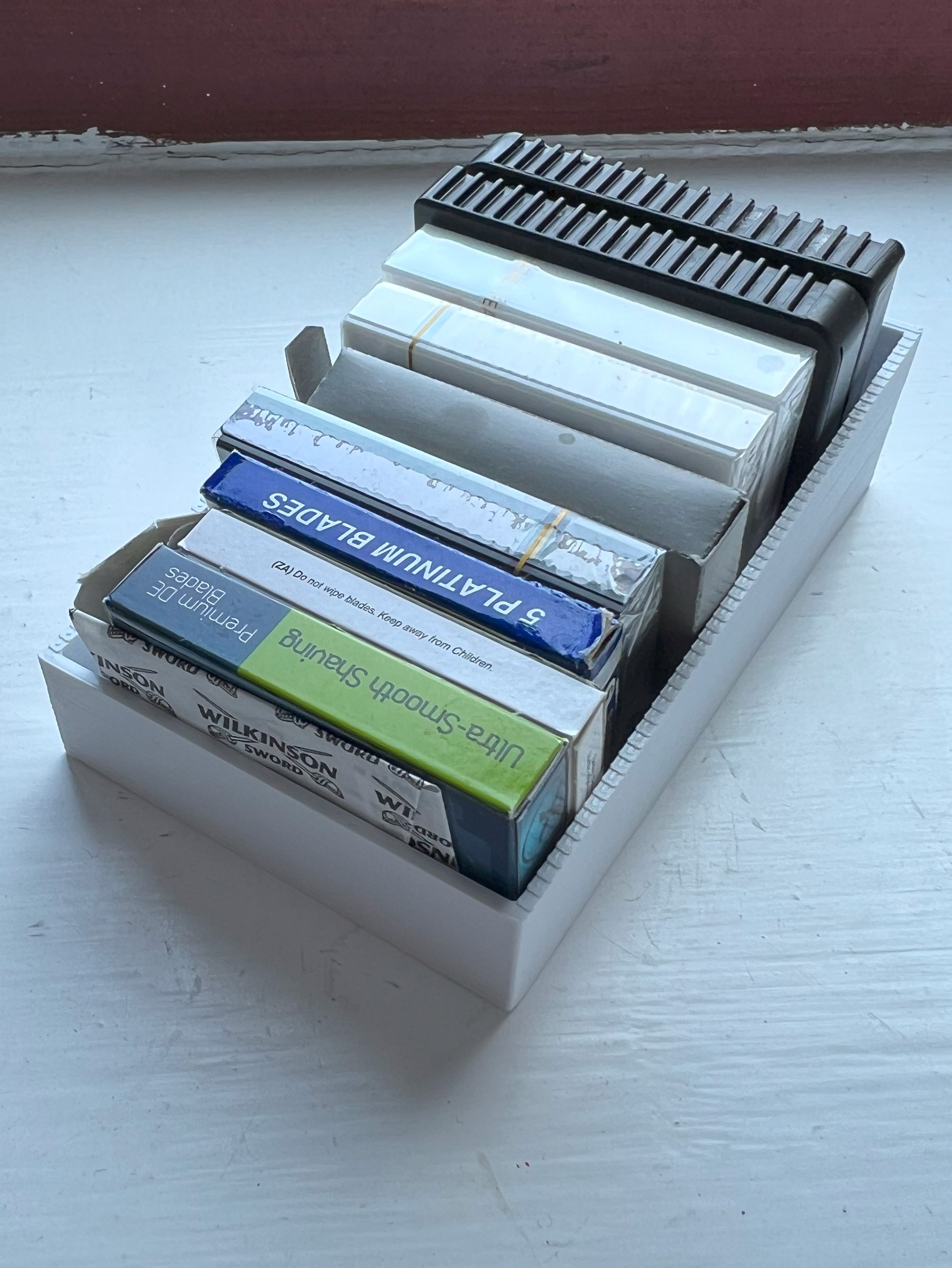 Double Edge Razor Blade Tray by NotEnoughGlue | Download free STL model ...