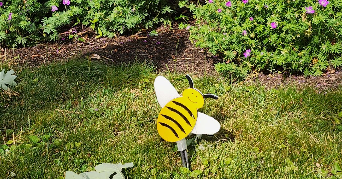 Bee Sign Post Backyard Sign for Garden and Gardeners by Linnèa ...