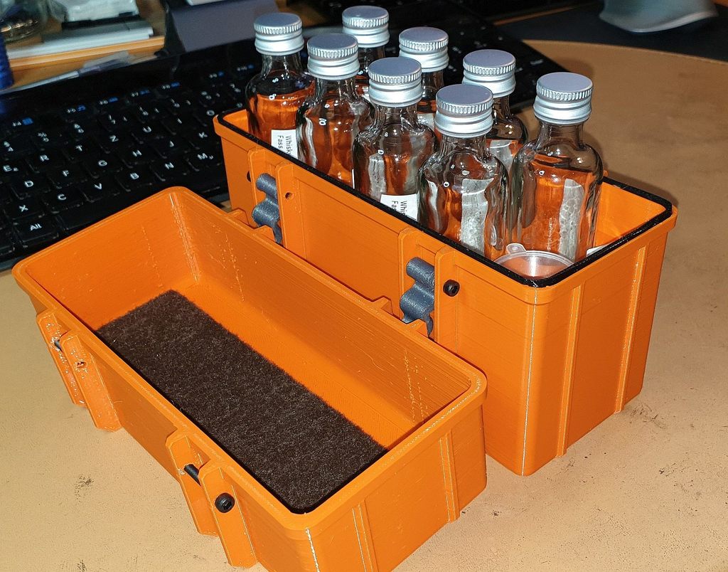 Whisky Sample Box including TPU Seal "Driver's kit" by Tobias Scharmann ...