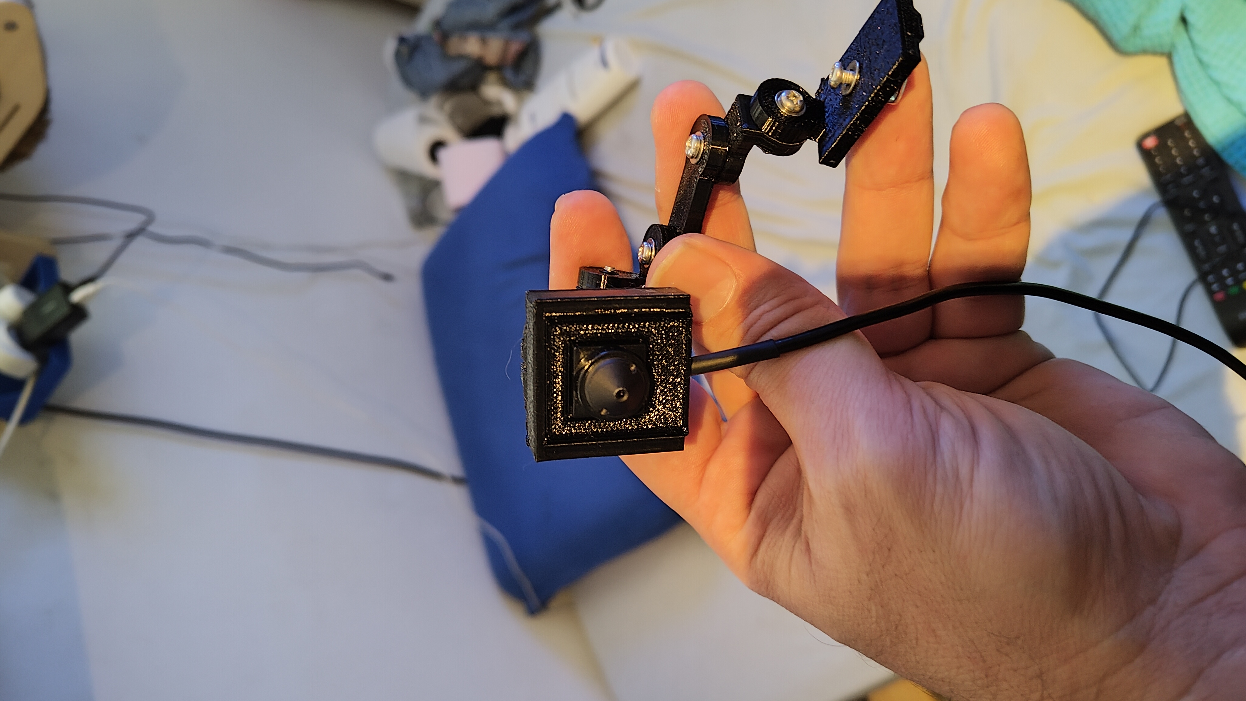 I remixed the closer to fit in a square cam.from aliexpress by LoXiRe ...