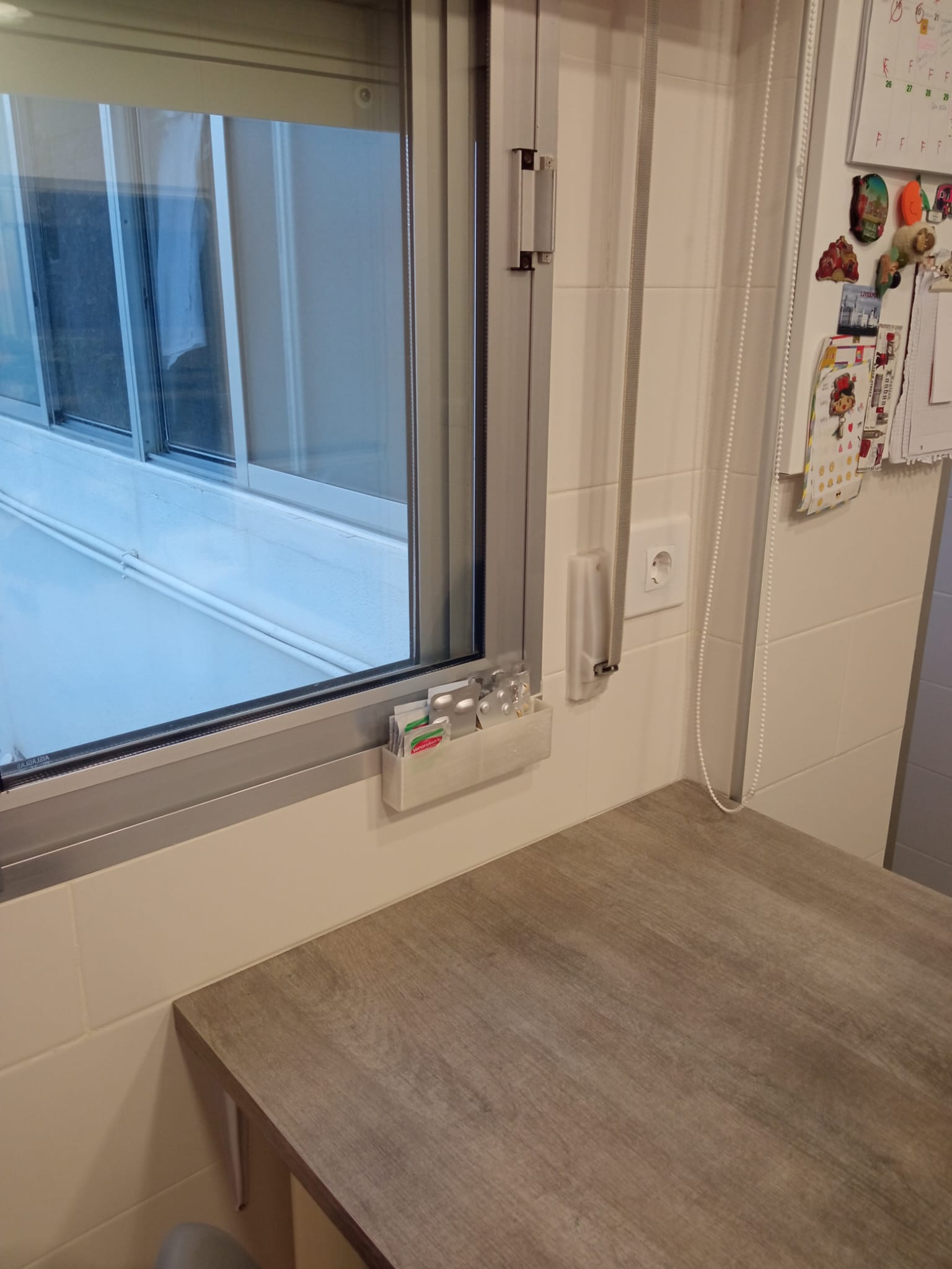 Sliding window medication box / Caja para medicamentos en ventana ...