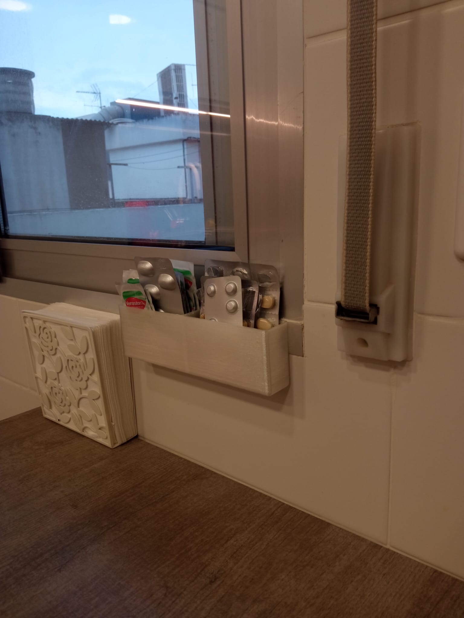 Sliding window medication box / Caja para medicamentos en ventana ...