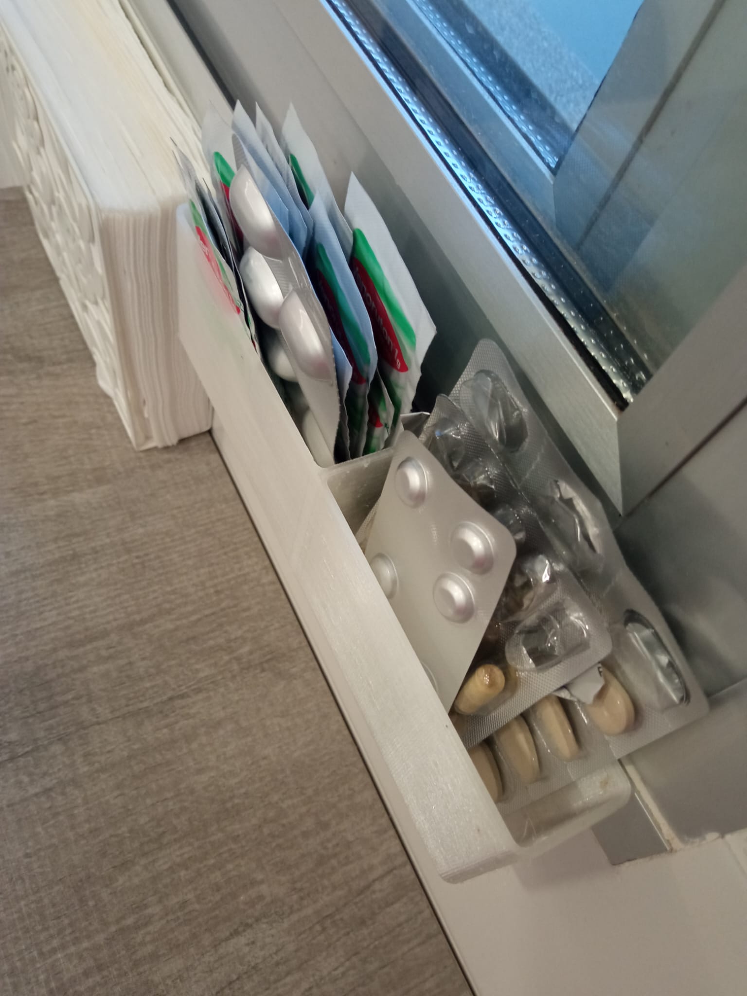 Sliding window medication box / Caja para medicamentos en ventana ...