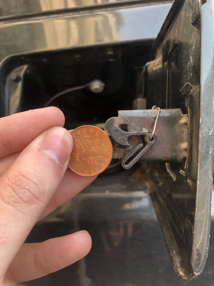 Fuel door shutter for Land Rover Discovery 2000 by Adam Kábrt ...
