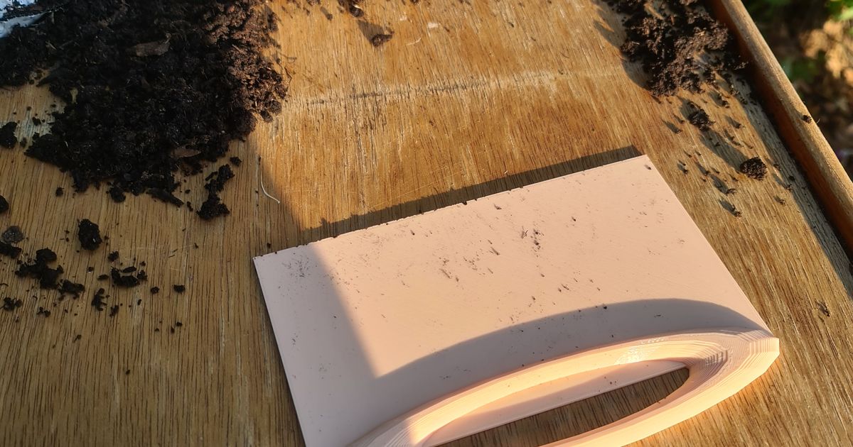 Broad scraper for potting table or other flat surfaces that need ...