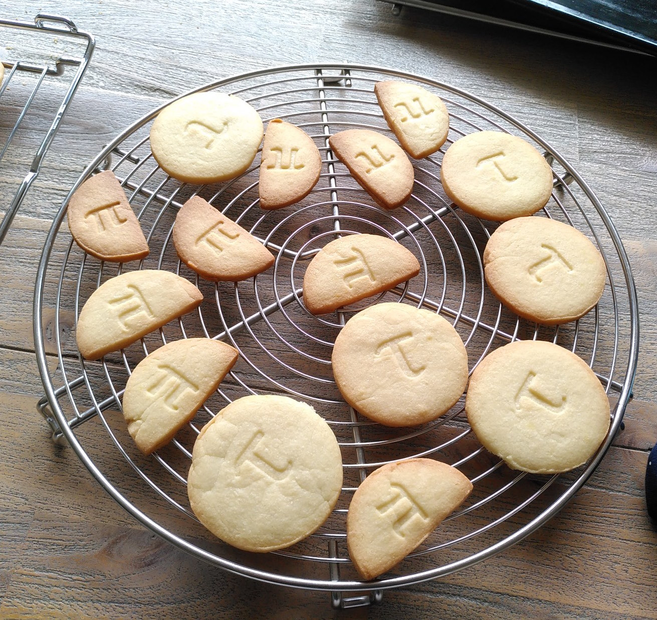 Pi and tau cookie cutters by Gilles buildmaster | Download free STL ...