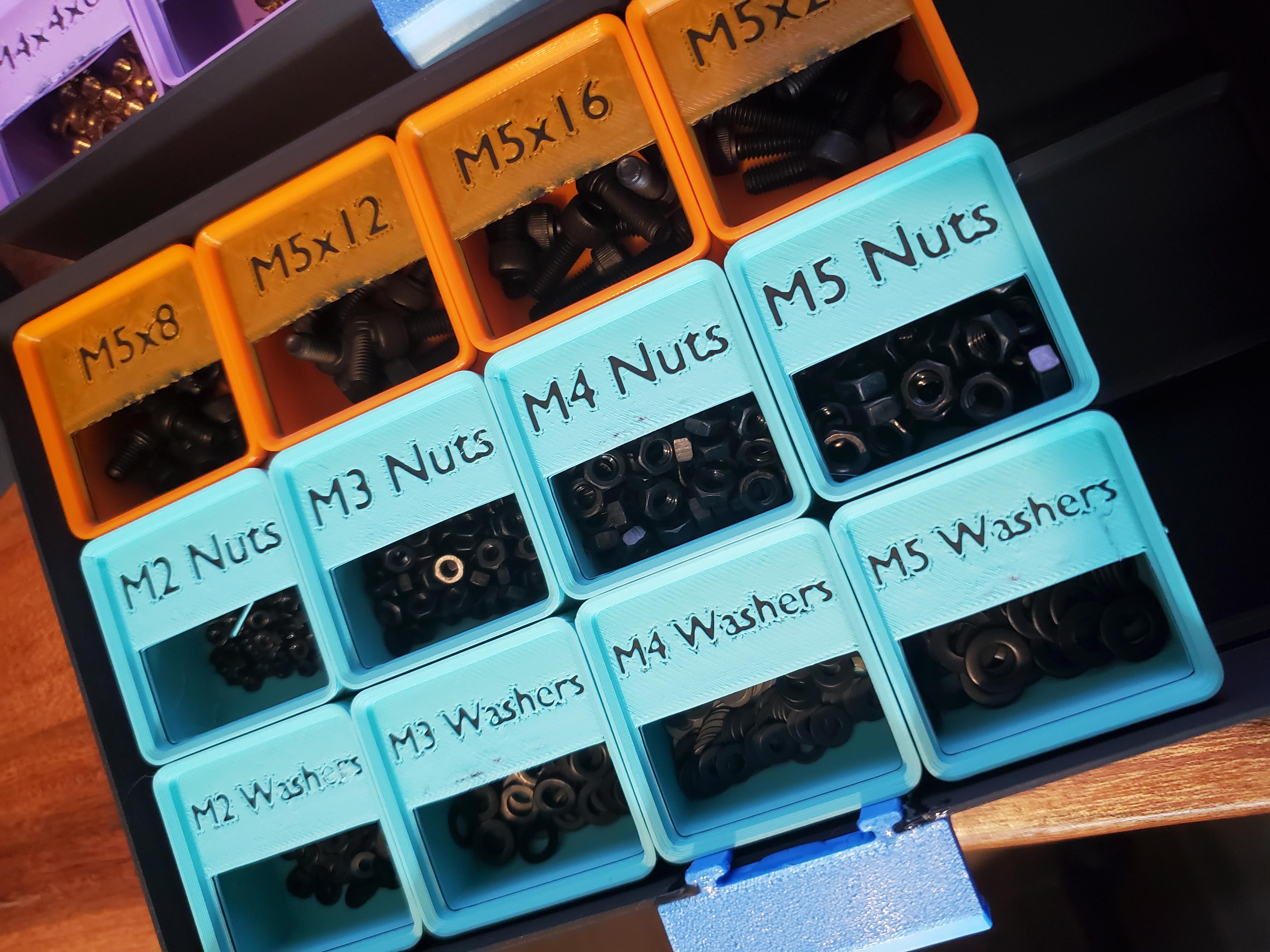 Gridfinity bins with labels (configurable) / Contenant avec etiquettes ...