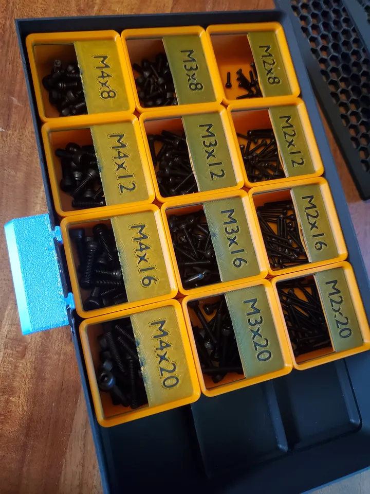 Gridfinity bins with labels (configurable) / Contenant avec etiquettes ...