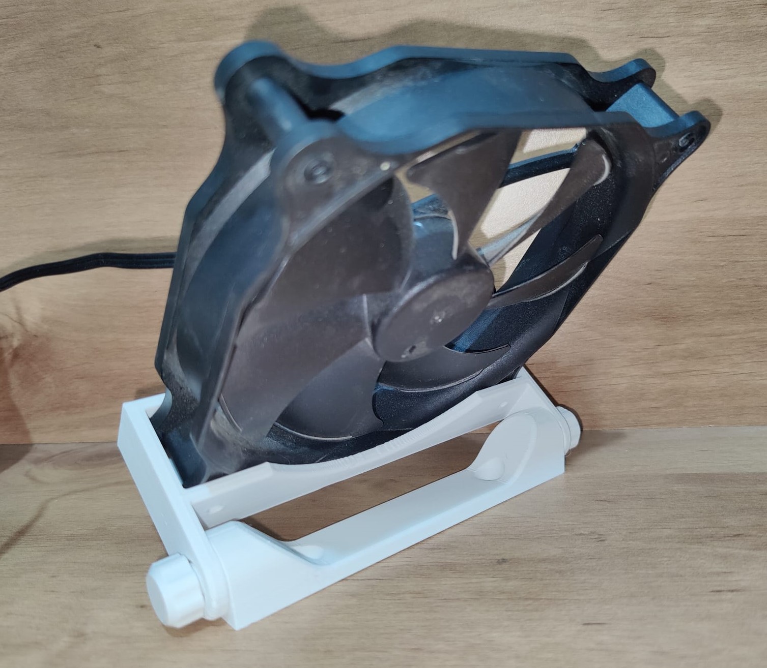 Adjustable bracket for a 120mm fan by G4ZO | Download free STL model ...