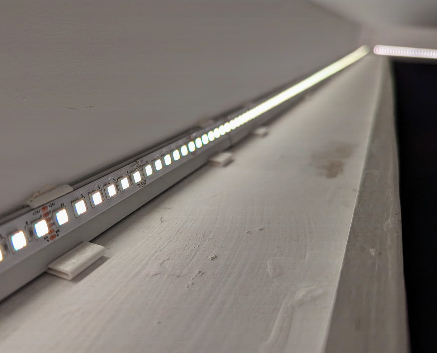 Snap-fit aluminium-profile holder for indirect illumination by LIBRE ...