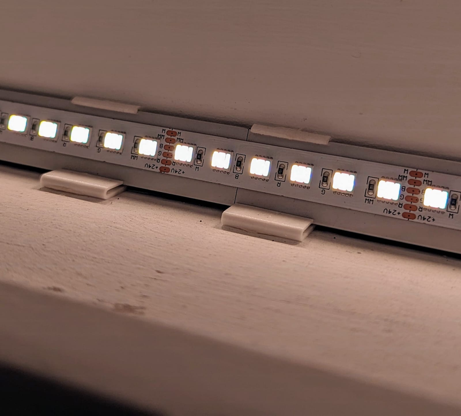 Snap-fit aluminium-profile holder for indirect illumination by LIBRE ...