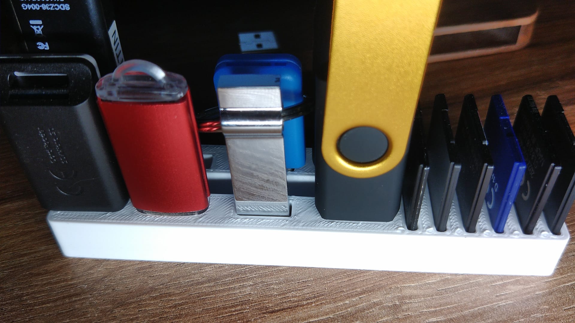 Holder for USB Sticks and SD Cards by Martin | Download free STL model ...