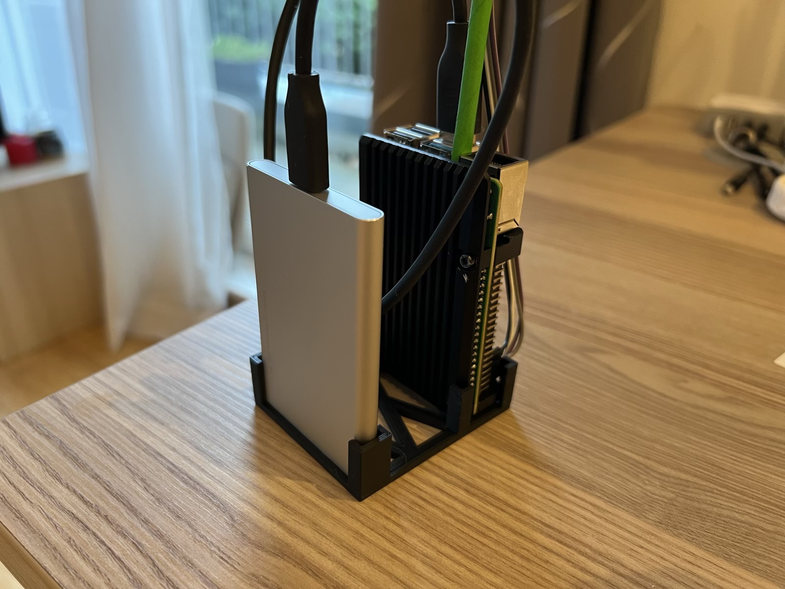 Parametric vertical stand for Raspberry Pi 4 and SSD por romn ...