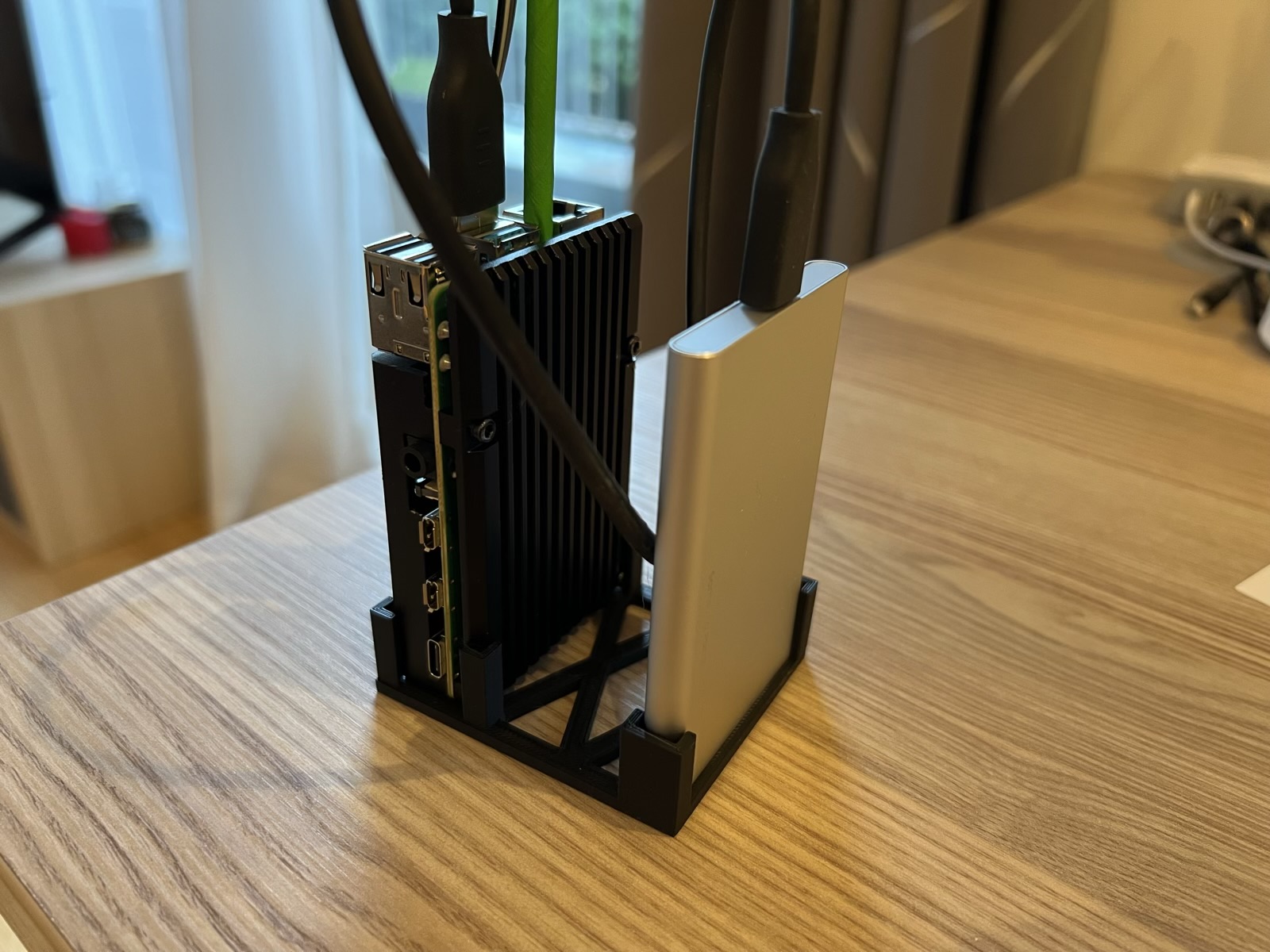 Parametric vertical stand for Raspberry Pi 4 and SSD por romn ...