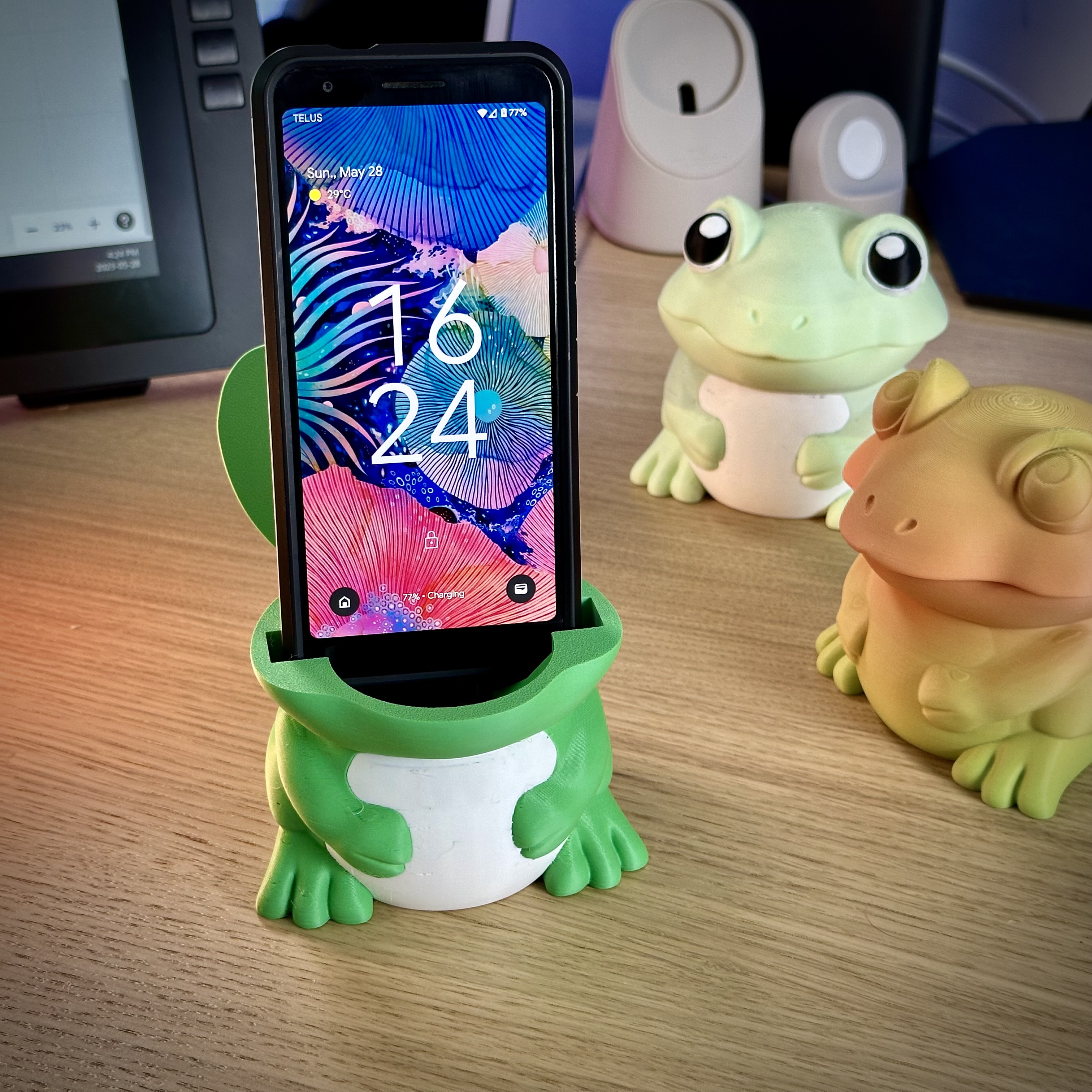Cute Frog Phone Stand and Charging Station von Holoprops | Kostenloses ...