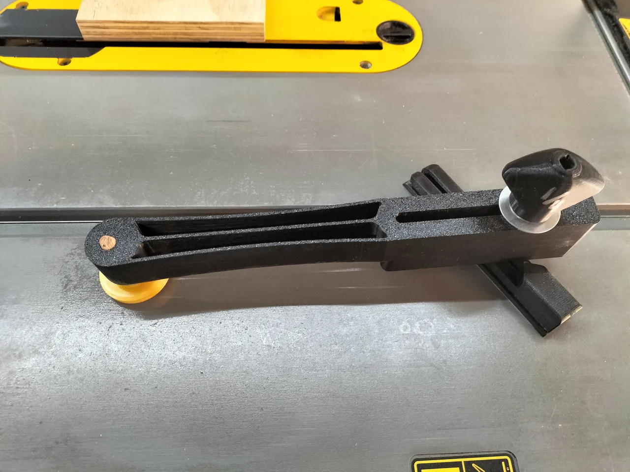 Table Saw Roller Guide Featherboard Dewalt by Kon Bit | Download free ...