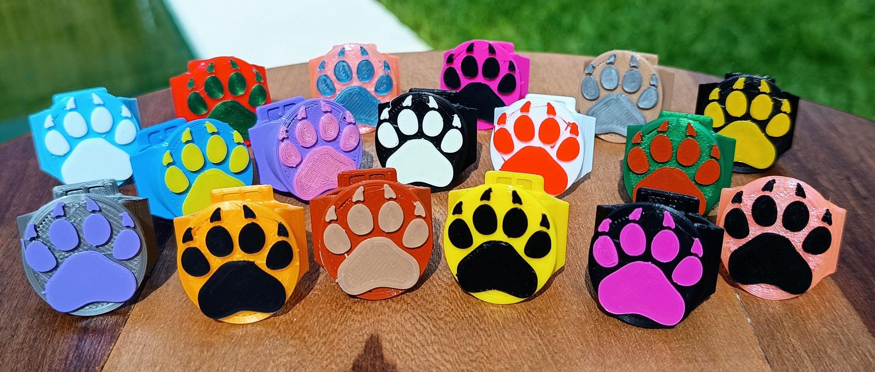 Wolf footprint woggle cubscout / Pasa pañuelo de huella de lobo. One or ...