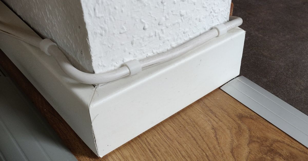 Cable clip for skirting board / Kabelschelle für Fußbodenleiste by ...