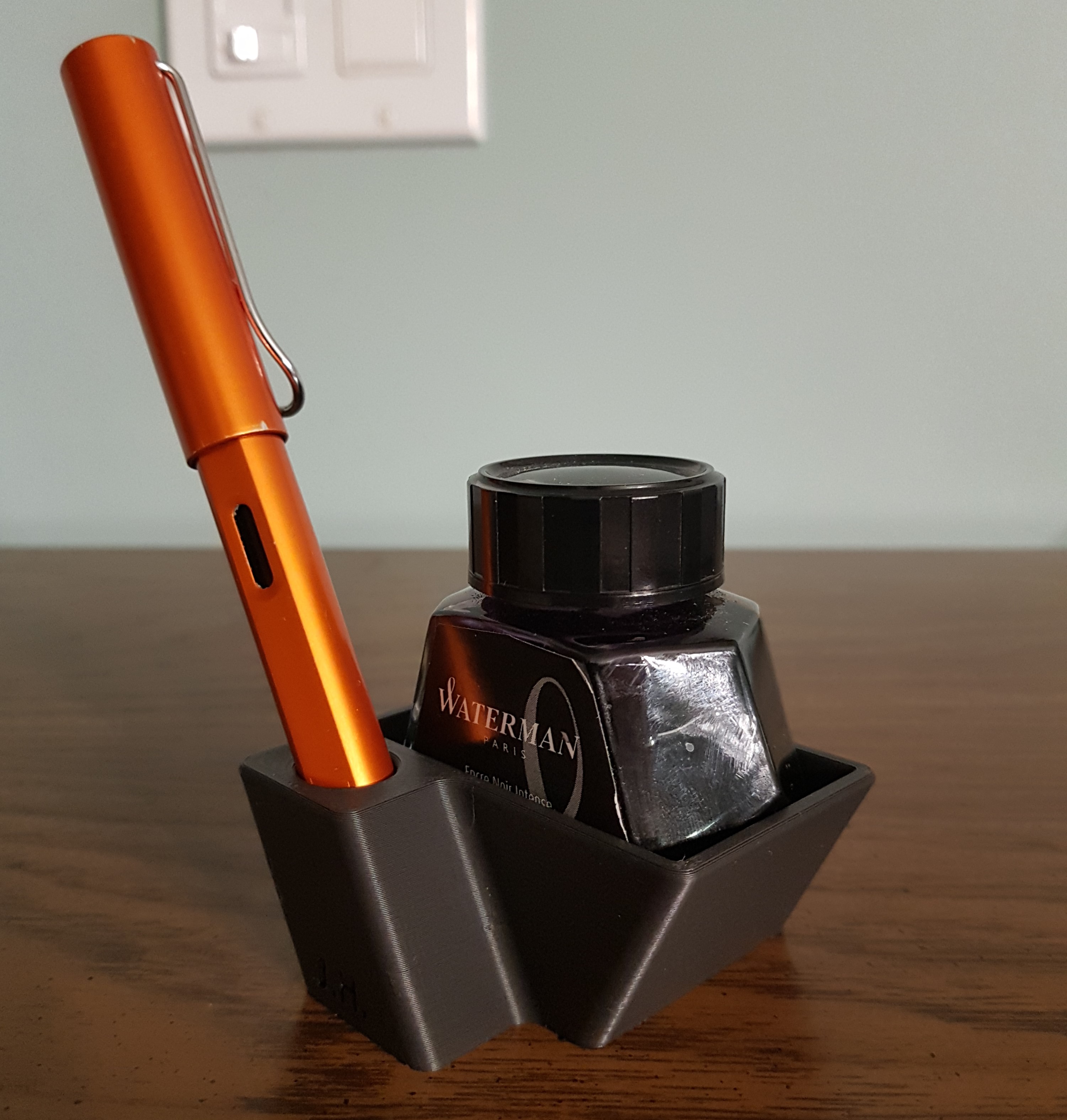 Fountain pen & ink bottle holder by JavierH | Download free STL model ...